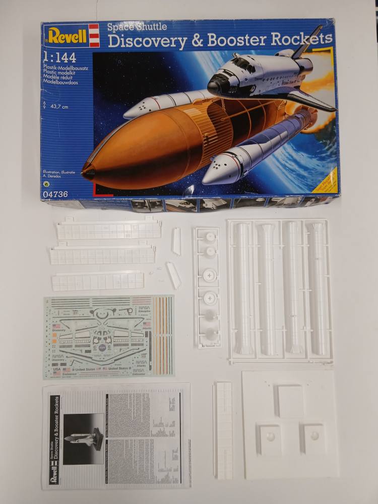 REVELL 04736 SPACE SHUTTLE DISCOVERY & BOOSTER ROCKETS (STARTED)
