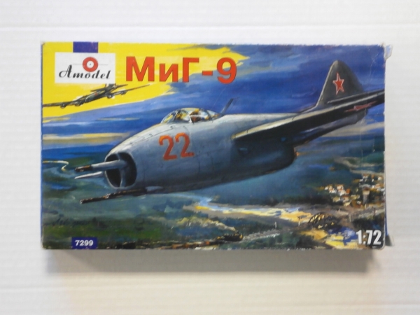 A MODEL 1/72 72099 MiG-9 Model Kit