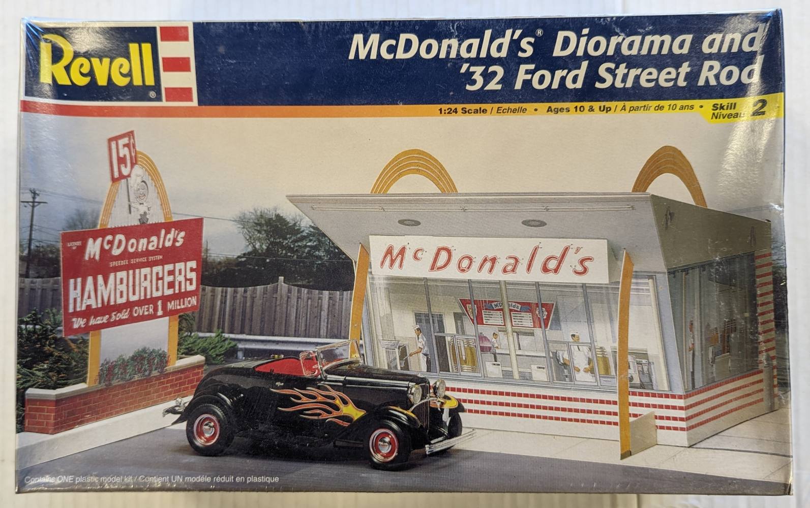 REVELL Models | REVELL 7804 MCDONALDS DIORAMA AND 32 FORD STREET ROD