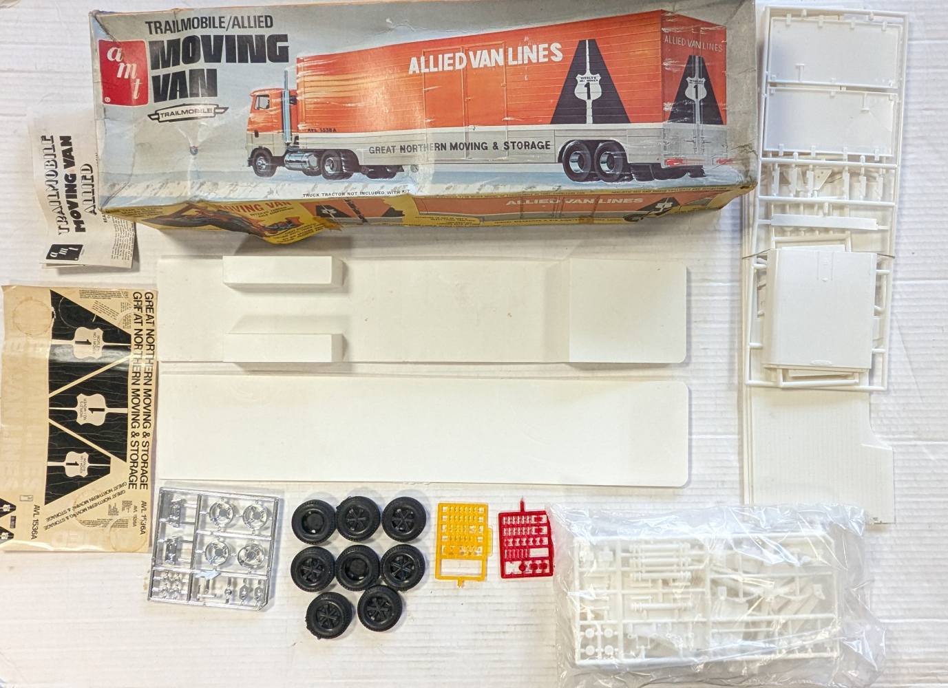 AMT T564 TRAILMOBILE/ALLIED MOVING VAN (DAMAGED DECALS)