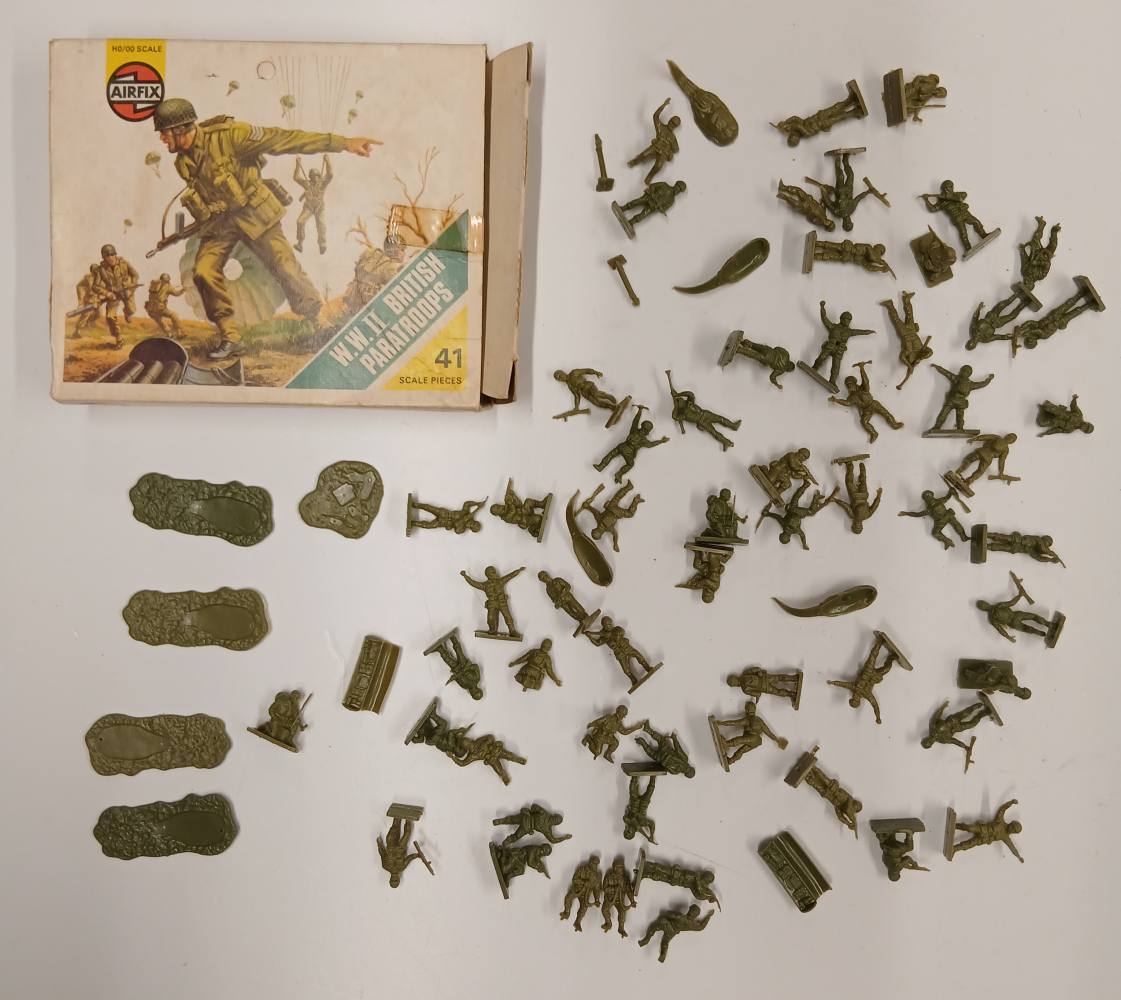 35789 WWII HANOMAG SS100 MILITARY CAR W/V2 ROCKET TRANSPORTER Models